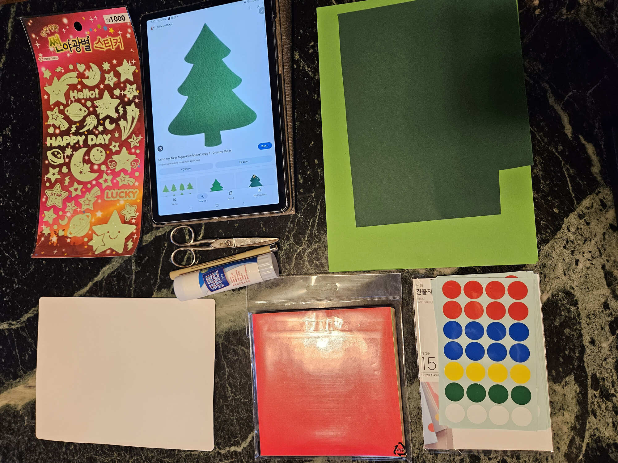 3 Easy Toddler Christmas Crafts - Even A 1 Year Old Can Do - Mommys ...